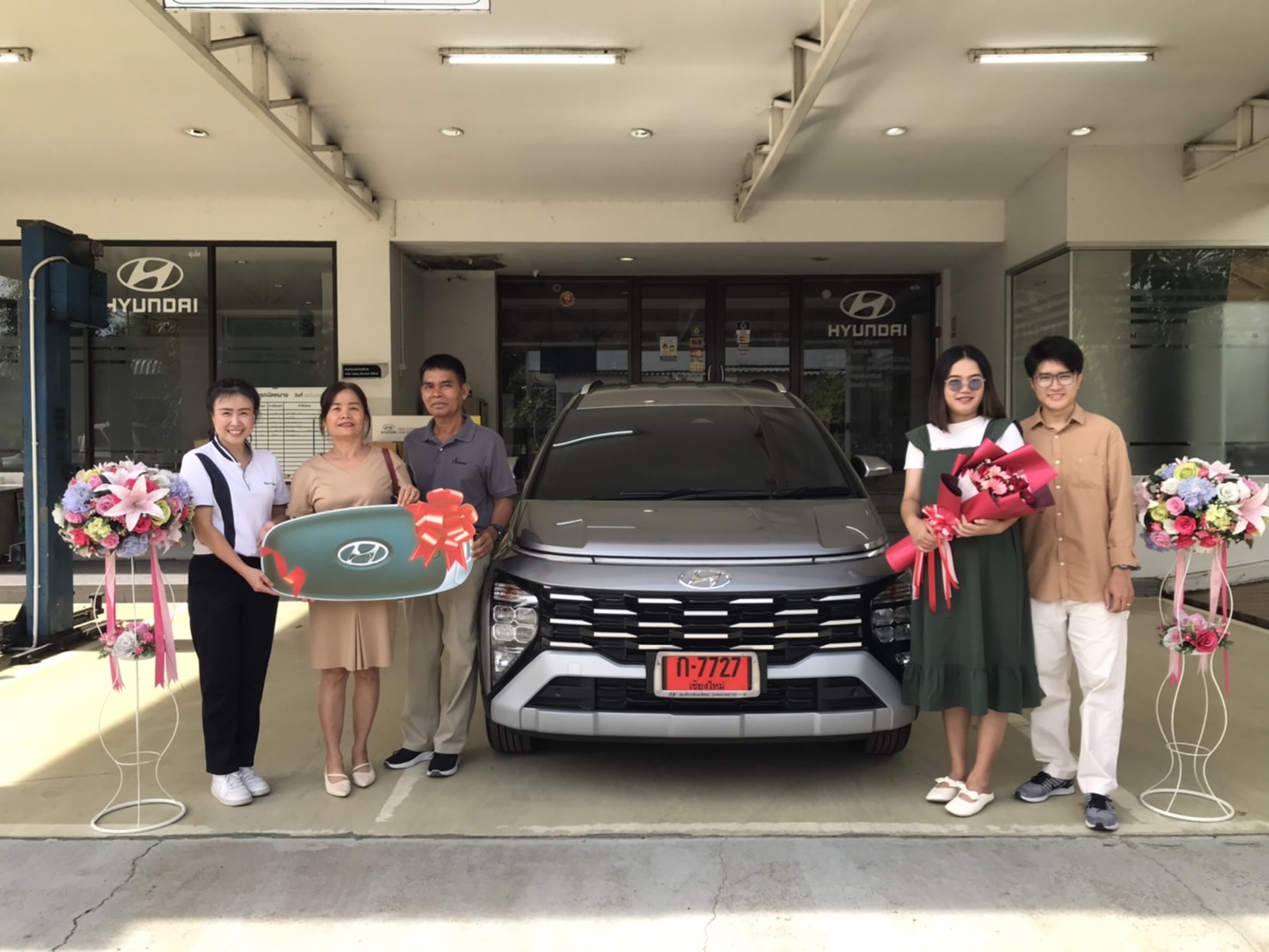 Konlanna : ส่งมอบรถใหม่ Hyundai STARGAZER X6 สีบรอนเงิน เป็นรถยนต์น่าใช้สำหรับครอบครัว