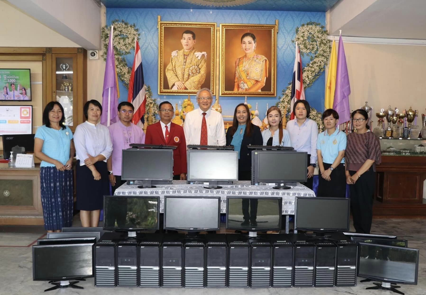 Konlanna : โปลิฯ มอบคอมฯ 15 เครื่อง