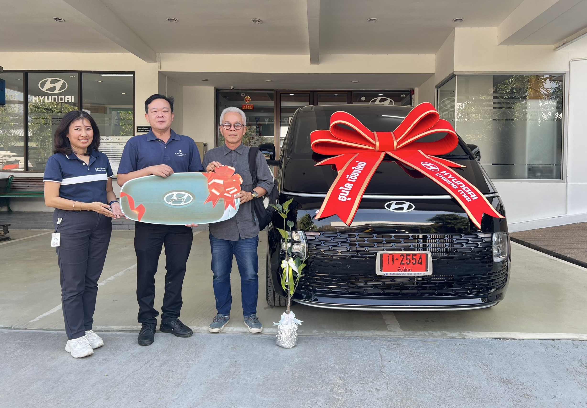 Konlanna : ส่งมอบรถใหม่ Hyundai STARIA Trend S (Euro5) สีดำ เป็นรถยนต์ ...