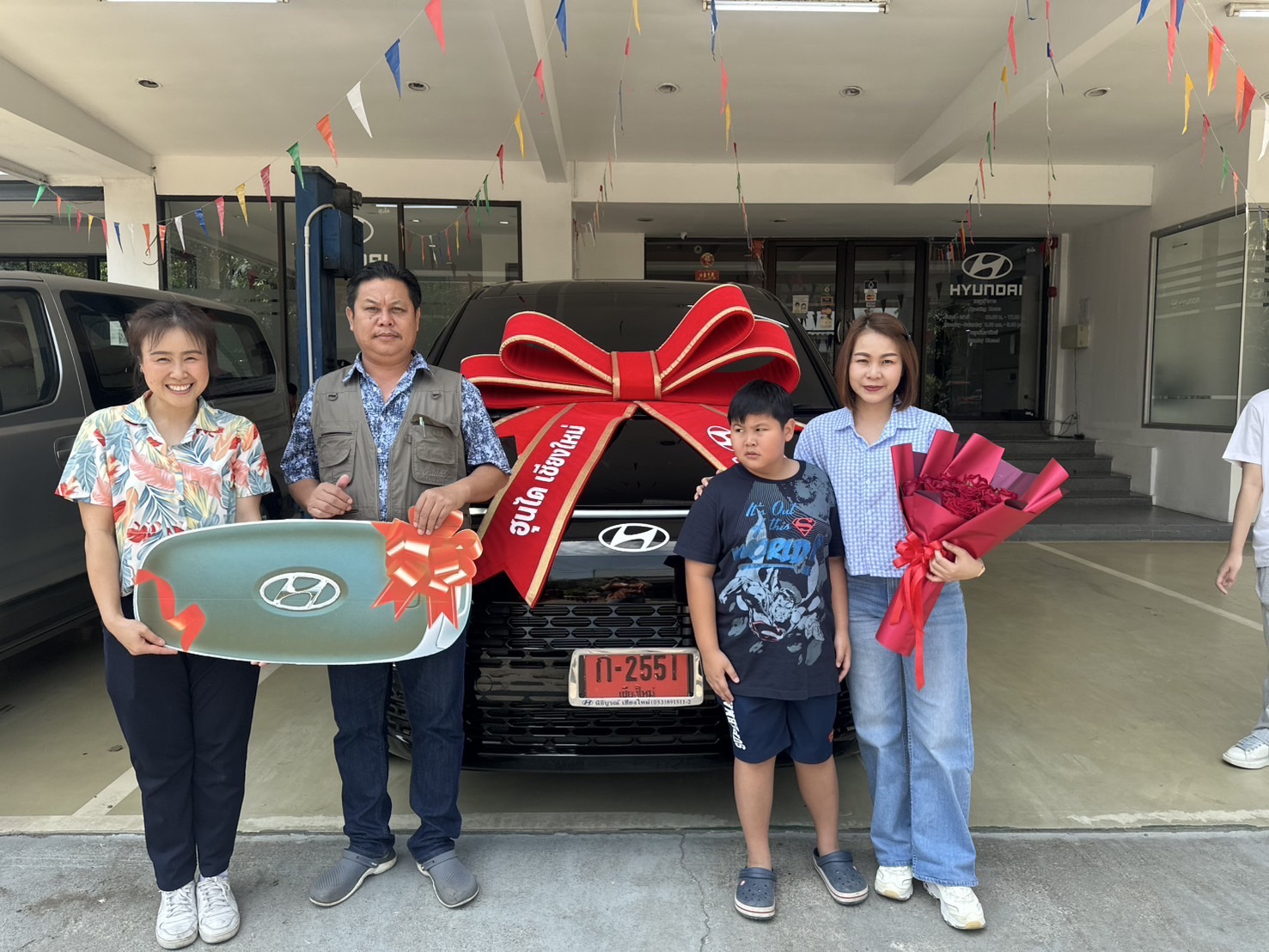 Konlanna : ส่งมอบรถใหม่ Hyundai STARIA Elite (Euro5) สีดำ เป็นรถยนต์น่าใช้สำหรับครอบครัว