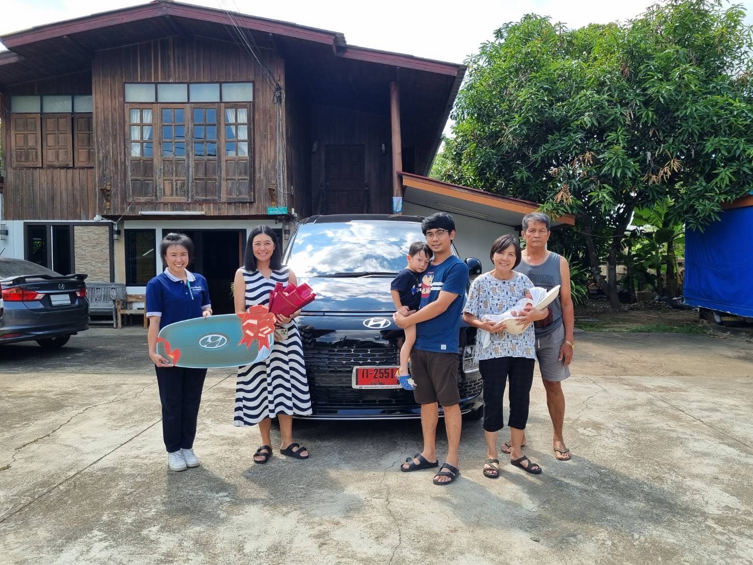 Konlanna : ส่งมอบรถใหม่ Hyundai STARIA Style S (Euro5) เป็นรถยนต์น่าใช้สำหรับครอบครัว